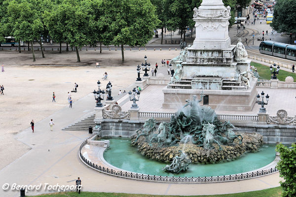 Bordeaux vue d'ensemble de la fontaine et du monument aux Girondins place des Quinconces | Photo ...
