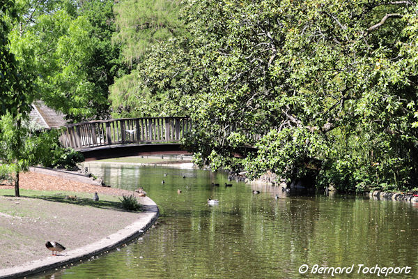 Petit pont sur la rivière du parc Bordelais | Photo Bernard Tocheport